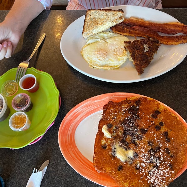 CRaVE Restaurant - American Restaurant