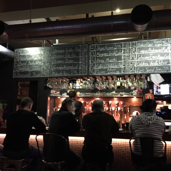 Two Dogs Taproom & Pizza House - 六本木 - 六本木3-15-24