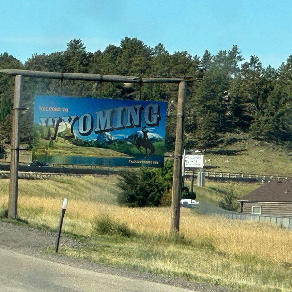 Wyoming / Nebraska State Line - Border Crossing in Pine Bluffs