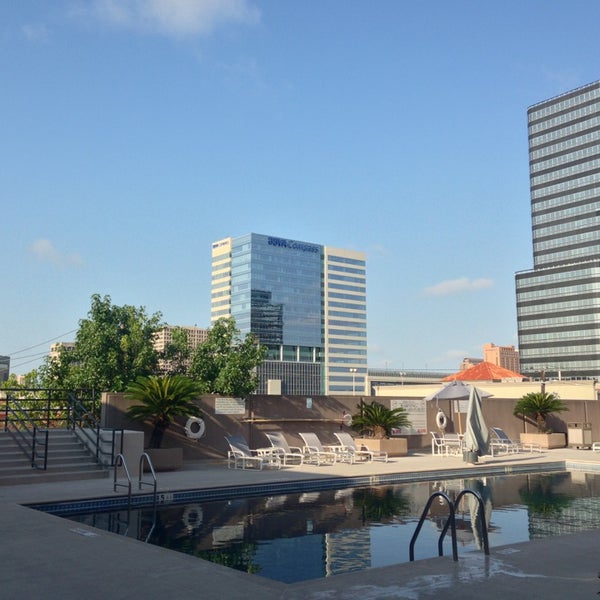 Hilton Rooftop Pool - Hotel Pool in Houston