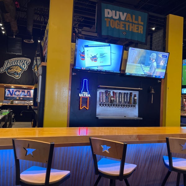 Sneakers Sports Bar - Beaches - 37 tips