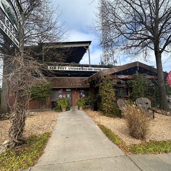 Six Feet Under Pub & Fish House - Seafood Restaurant in West Midtown