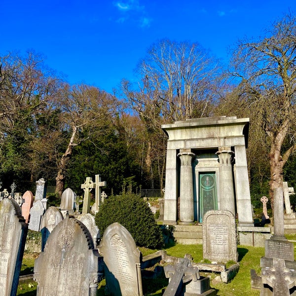 Putney Vale Cemetery - Cemetery in London