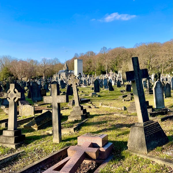 Putney Vale Cemetery - Cemetery in London