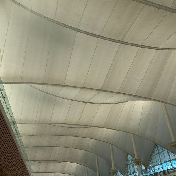 Frontier Airlines Arrivals - Airport Terminal in Denver International ...