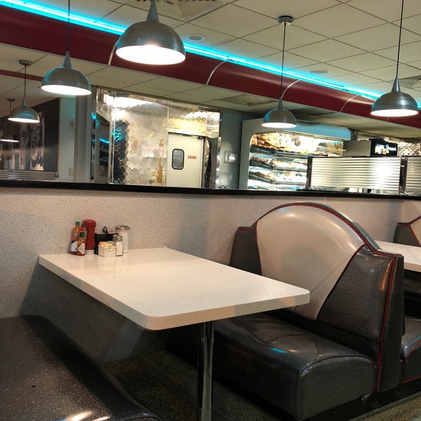 Photos at Lester's Diner - 130 tips