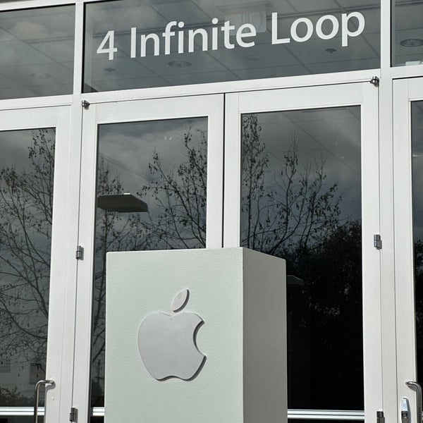 Infinite Loop Apple Store