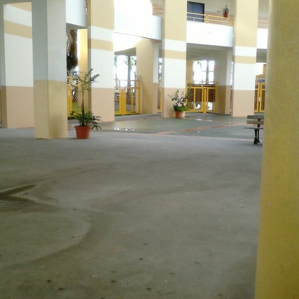 Lycée Acajou 2 - High School in Lamentin