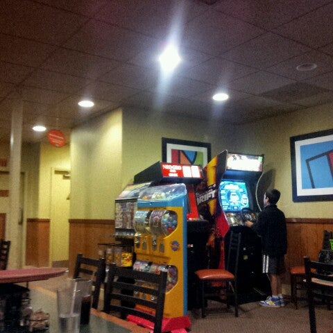 Round Table Pizza - 2810 E St