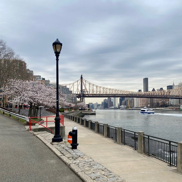 Roosevelt Island Promenade - Landmarks and Outdoors in New York