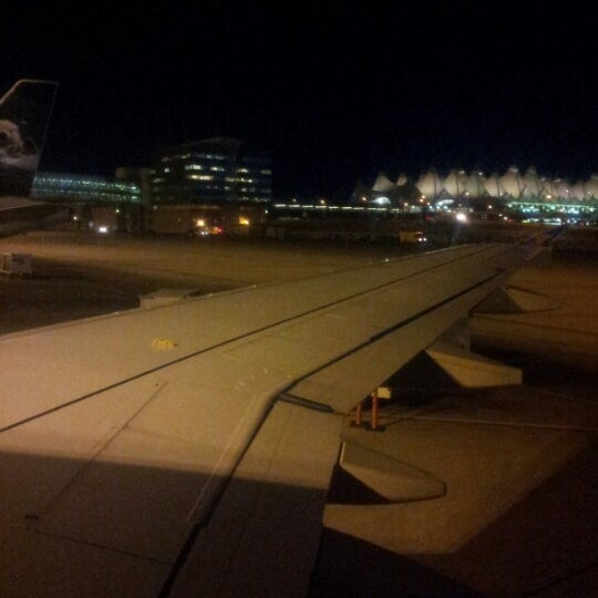 Frontier Airlines Arrivals - Airport Terminal in Denver International ...