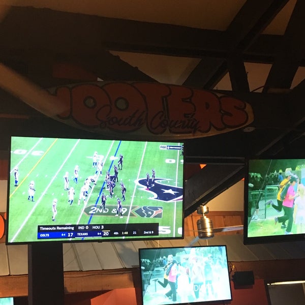 Hooters - American Restaurant in Saint Louis