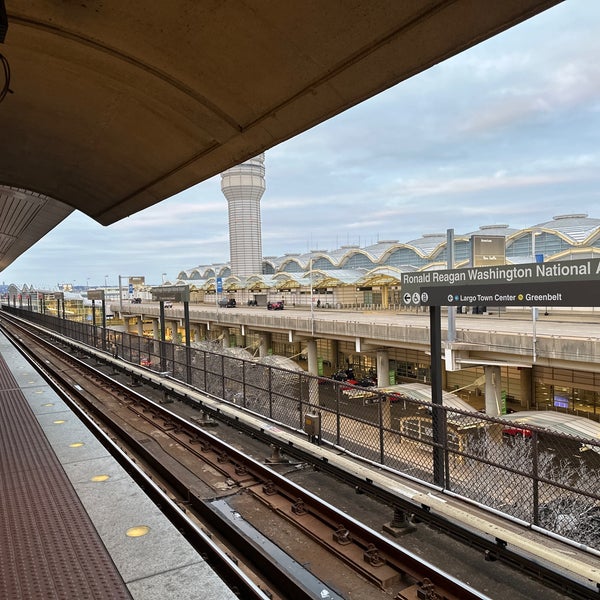 Photos at Ronald Reagan Washington National Airport Metro Station ...