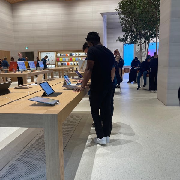 Photos at Apple Brompton Road - 1 tip from 422 visitors