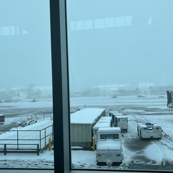 Gate B24 - Airport Gate in Denver