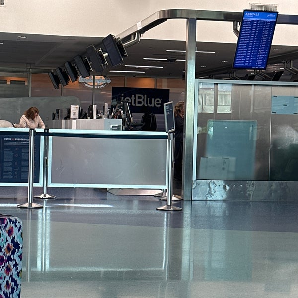 JetBlue Check-in - Airport Ticket Counter