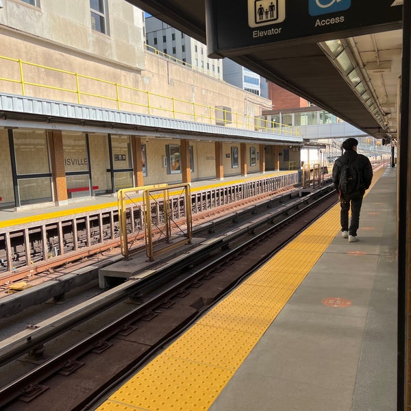 Davisville Subway Station - Metro Station