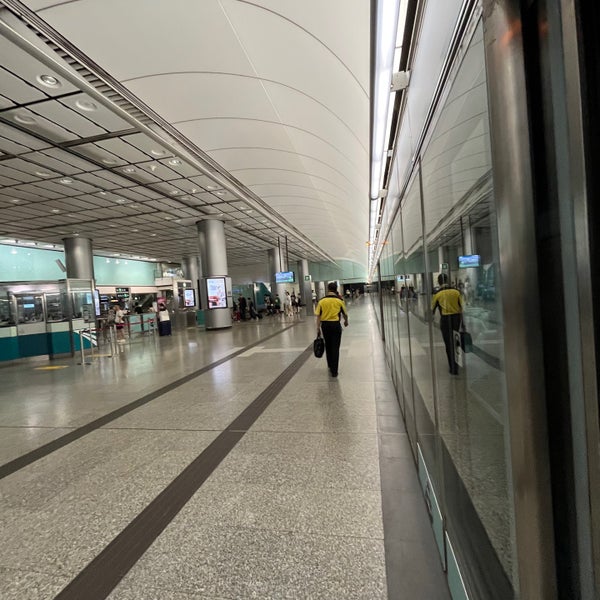 Hong Kong Airport Express 機場快綫 - Airport Tram Station in Central