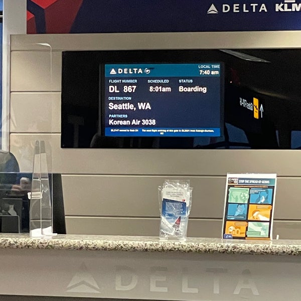 Gate F9 - Airport Gate