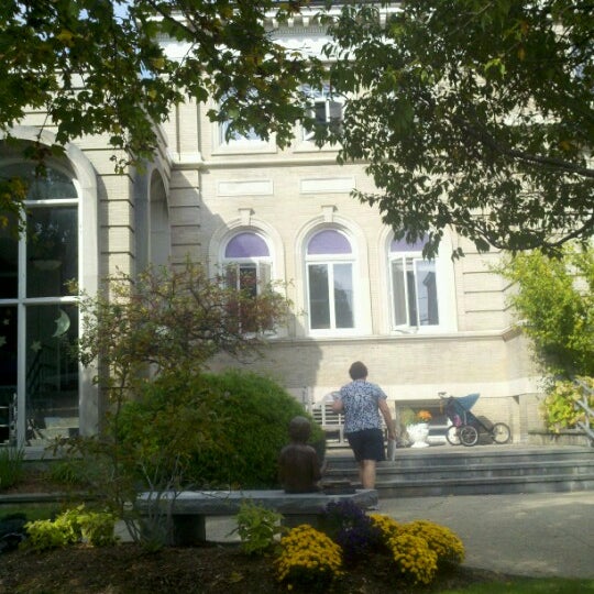 Melrose Public Library - Library in Downtown Melrose