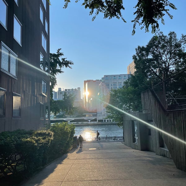 Roosevelt Island Promenade - Landmarks and Outdoors in New York