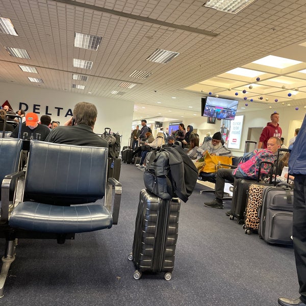 Gate B2 - Airport Gate