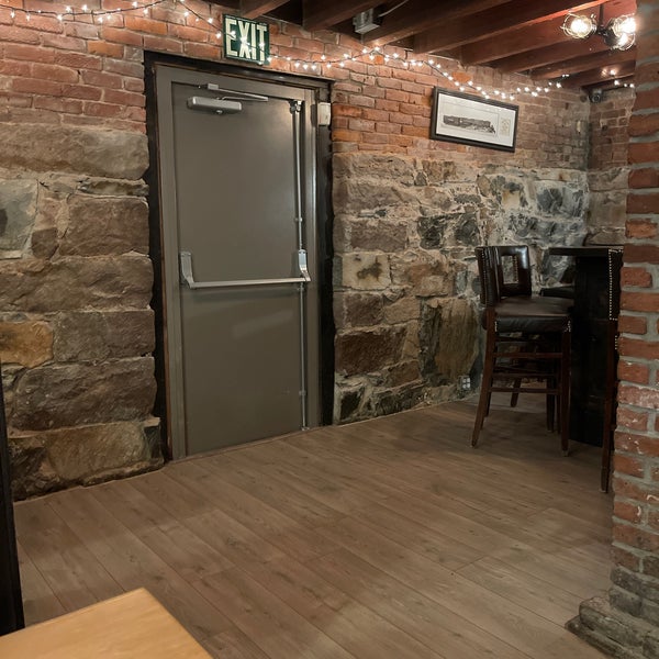 Plan B Burger Bar - Simsbury Center Historic District - 4 Railroad St