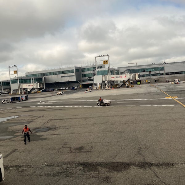 Gate B31 - Airport Gate in Jamaica