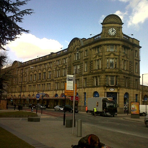 Manchester Victoria Railway Station (MCV) - Train Station in City Centre