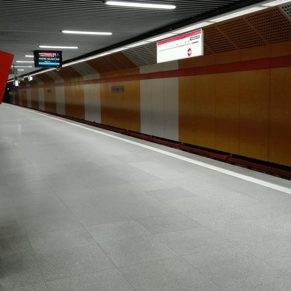 Metrou M3 1 Decembrie 1918 - Metro Station in Trapezului