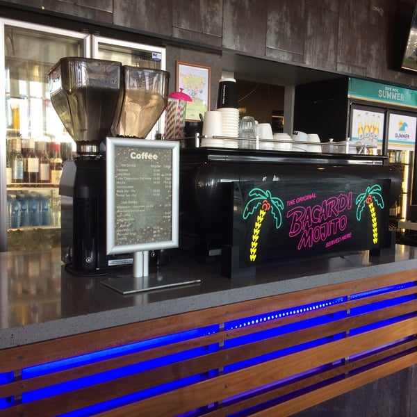 The Coolangatta Hotel - Pub in Coolangatta