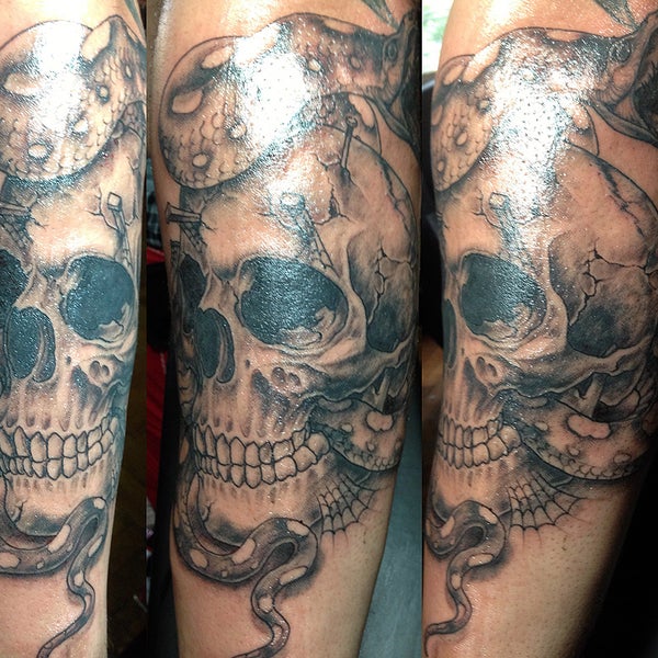 Dudes Tattoos - Tattoo Parlor