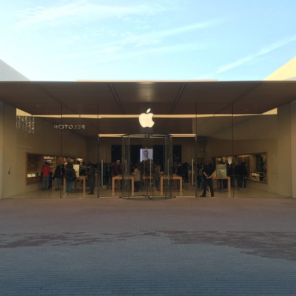 Apple Old Orchard - Electronics Store in Skokie