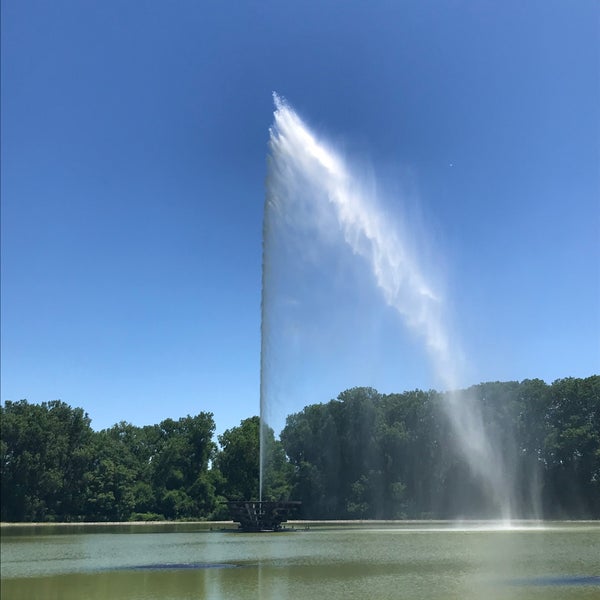 Gateway Geyser - Hot Spring in East St. Louis