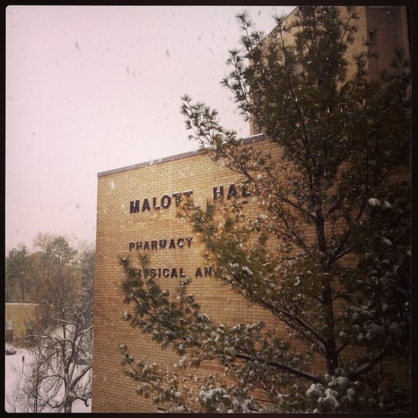 次での写真：Malott Hall - Lawrenceの大学の理学科棟