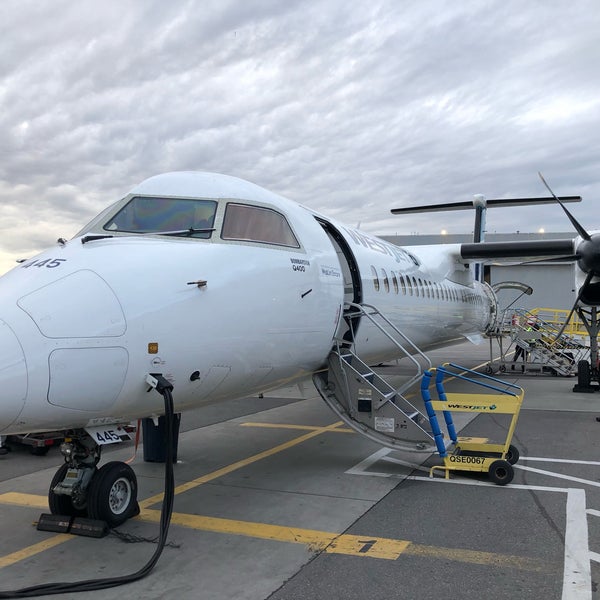 Photos at Gate A17 / B17 - Airport Gate in Toronto Pearson ...