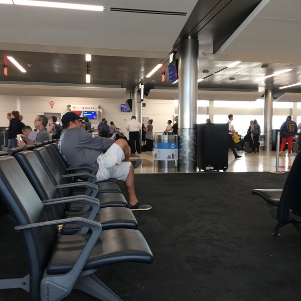 Gate B6 - Airport Gate in Atlanta