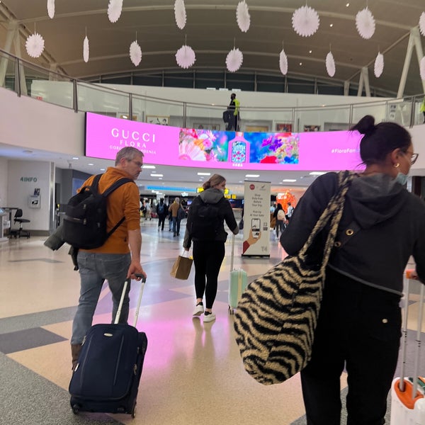 Gate B32 - Jamaica - Terminal 4, Concourse B
