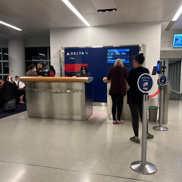 Gate B32 - Jamaica - Terminal 4, Concourse B