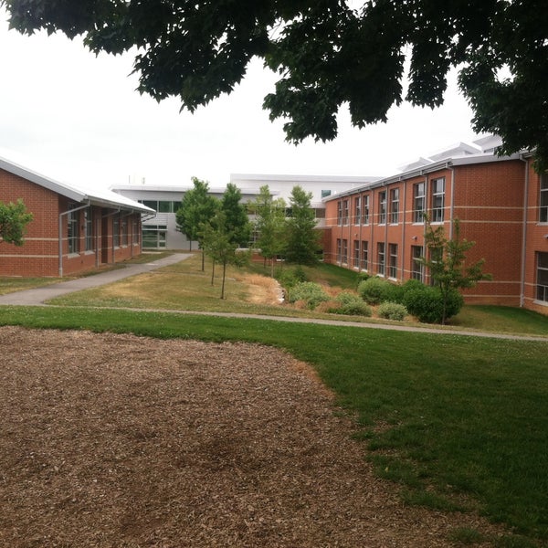 Mount Nittany Elementary School - Elementary School in State College