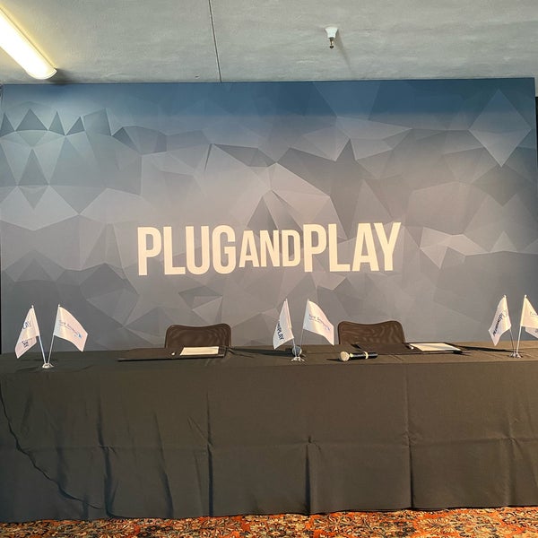 Plug And Play Tech Center Logo