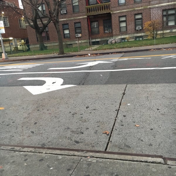 MTA Bus Stop - Q10/Q37/Q60 - 3 tips from 290 visitors