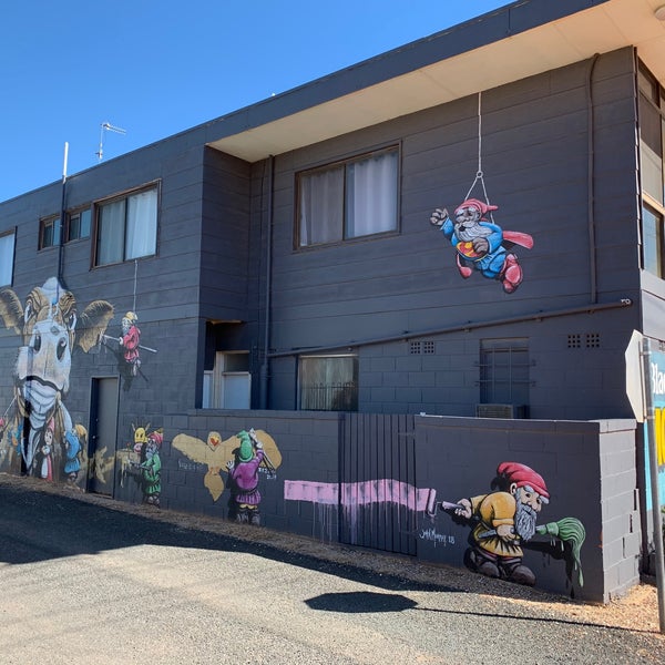 Lightning Ridge - Neighborhood