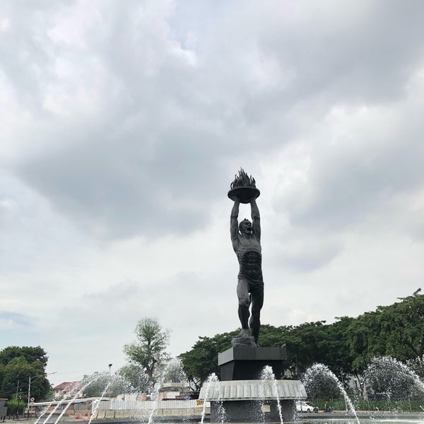 Photos at Patung Pemuda Membangun - Bundaran Senayan - Monument in ...