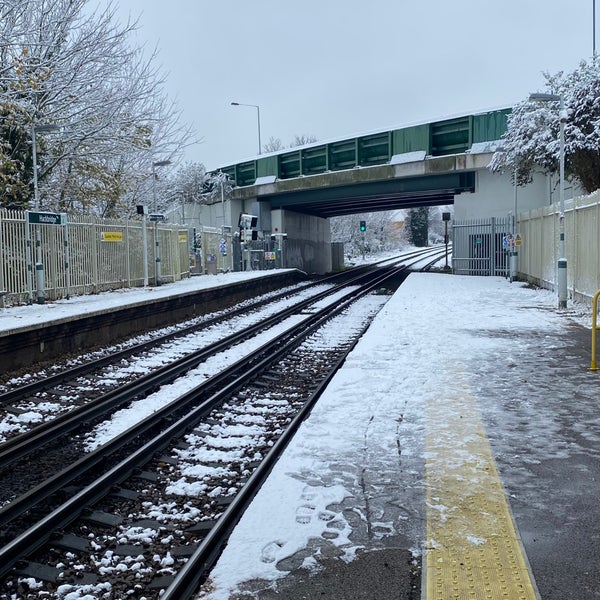 Hackbridge Railway Station (HCB) - Rail Station