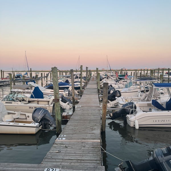 Smitty's Clam Bar - 910 Bay Ave