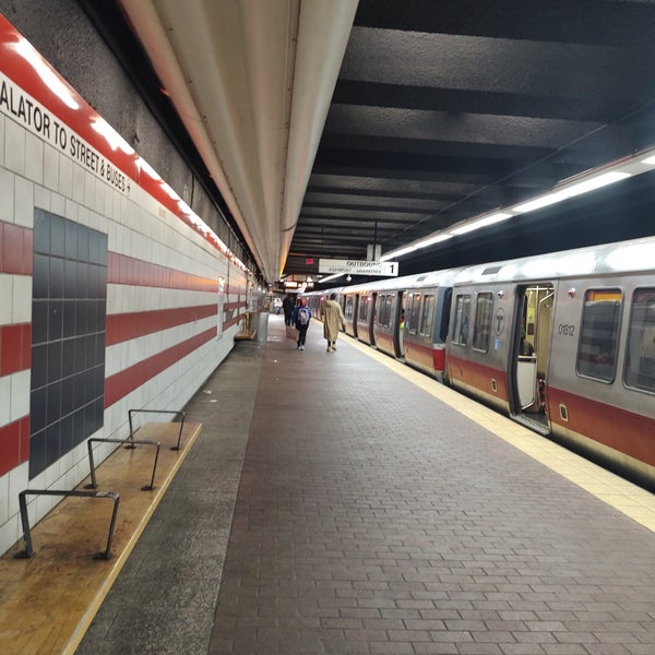 MBTA Andrew Station - Metro Station in Columbus Park - Andrew Square