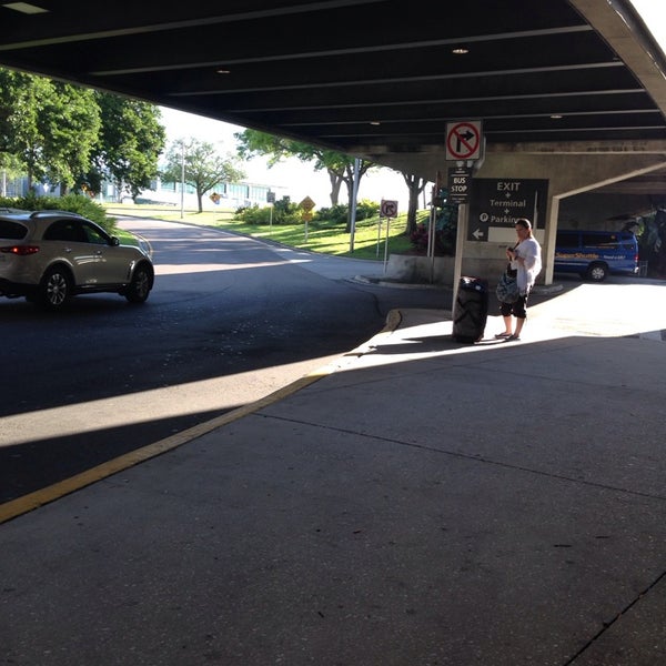 Hart Bus Stop Route 30 - tampa international airport - Tampa, FL