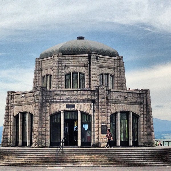 Crown Point Vista House - Scenic Lookout in Corbett