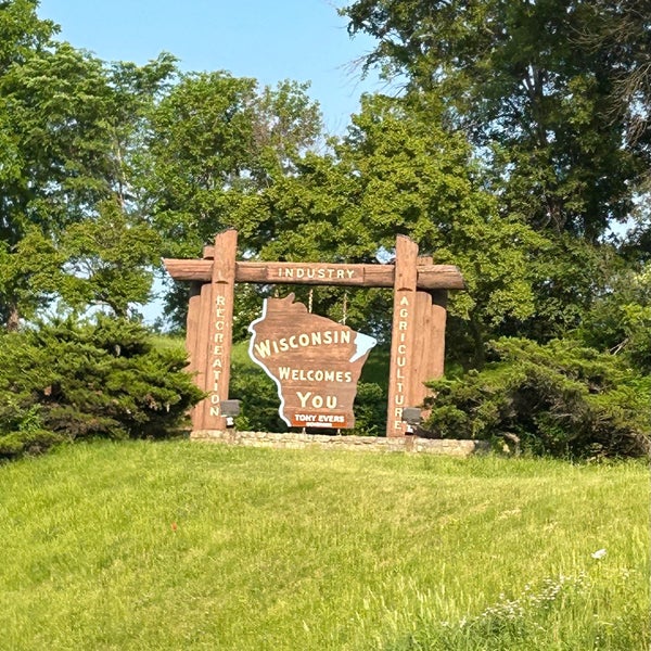Iowa/Wisconsin State Line - Border Crossing